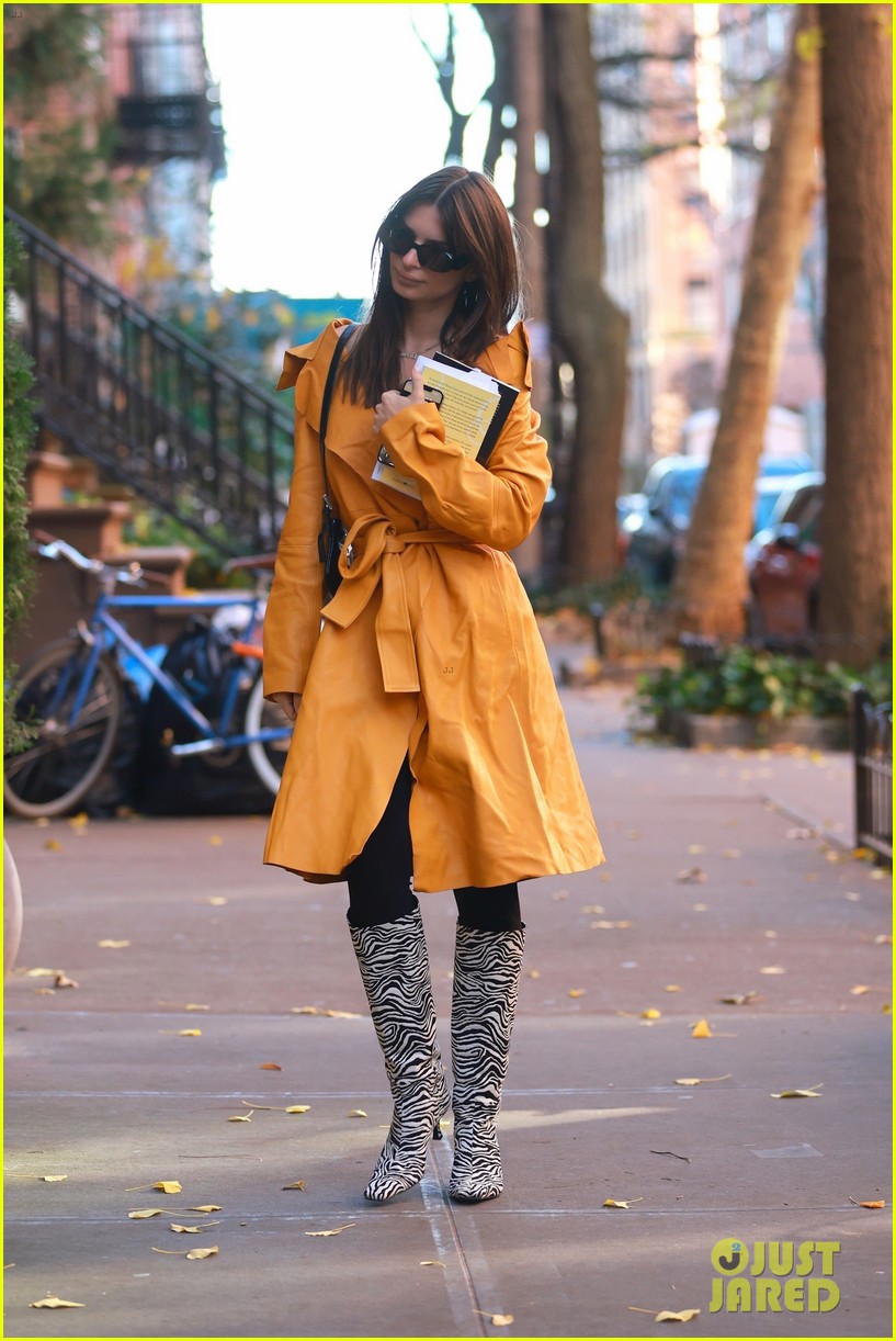 Emily Ratajkowski Wears Fashionable Fall Look After Her Basketball Date ...