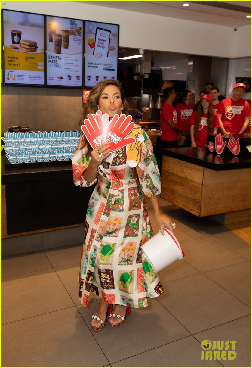 Eva Mendes Reveals She & Ryan Gosling Are On The Same Wavelength As ...