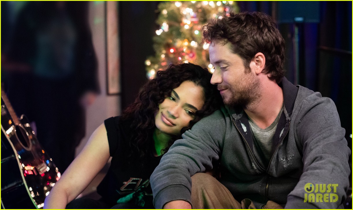 Peter Pan Grew Up! Jeremy Sumpter Sings 'Holiday Harmony' with Annelise ...