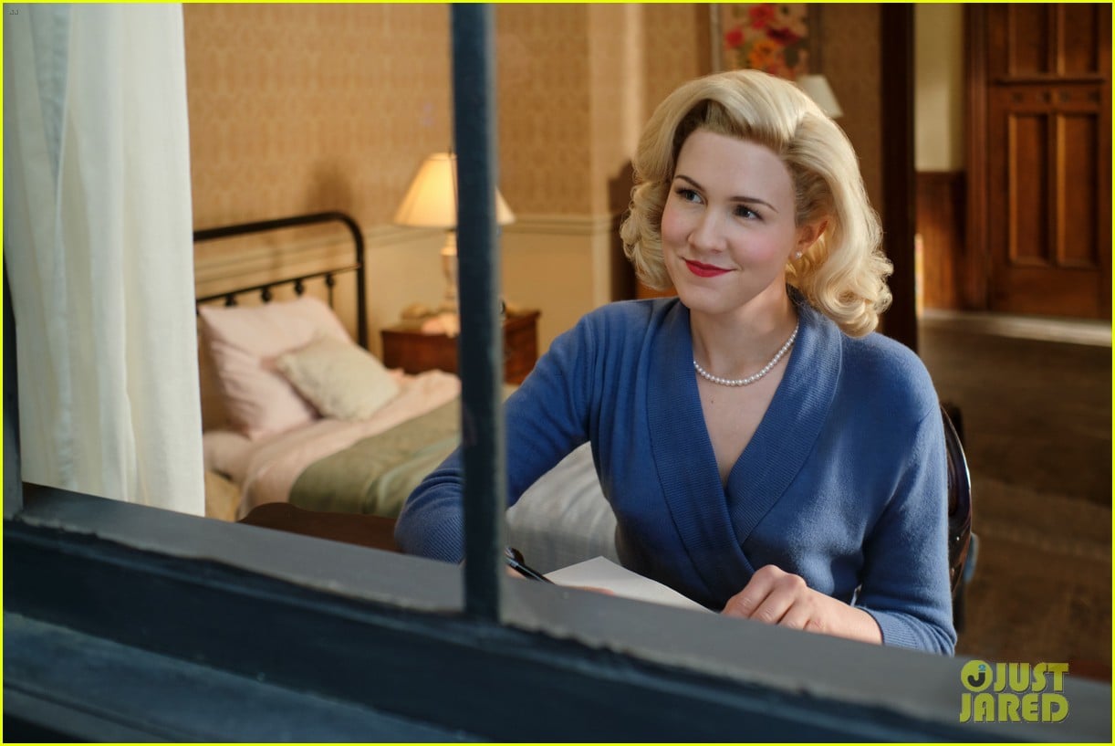 Ginna Claire Mason Chases Her Dreams To Become a Rockette in 'A Holiday ...