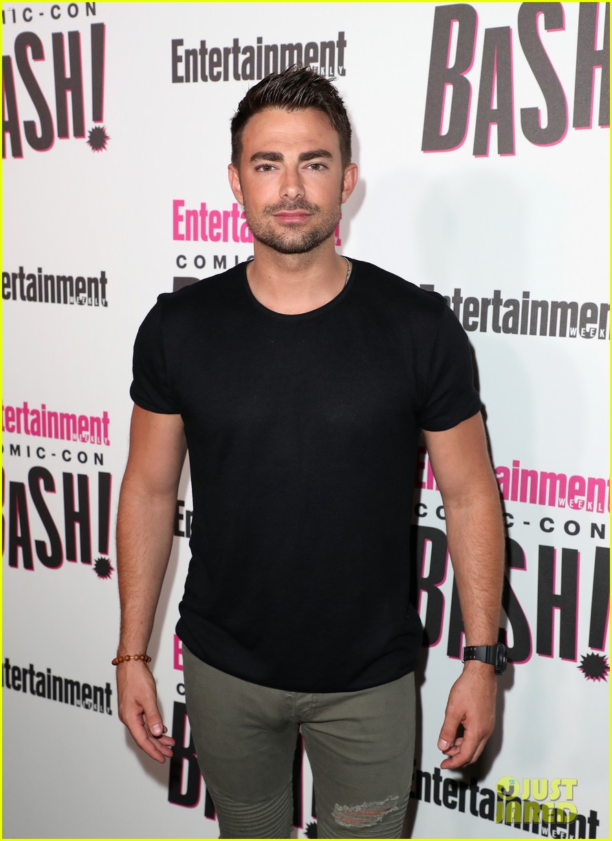 Jonathan Bennett Celebrates Hallmark's Inclusivity Following Candace ...