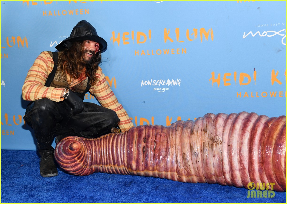 Heidi Klum's Halloween 2022 Costume Was a Worm on a Hook with Husband ...