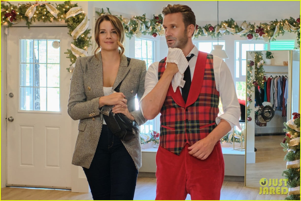 John Brotherton Plays A Perfect Santa Next To Kimberley Sustad in ...