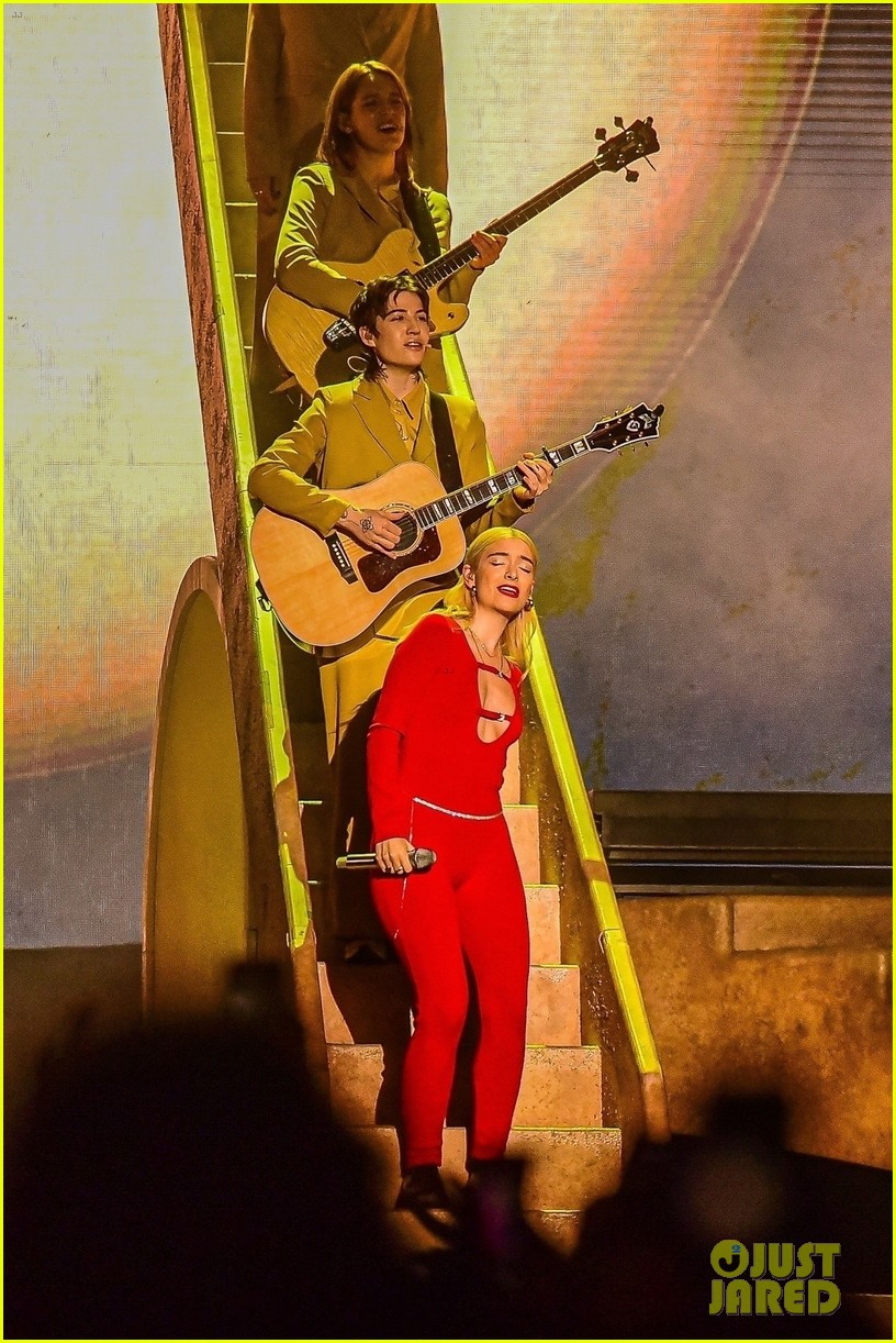 Lorde Welcomes Phoebe Bridgers Onstage During Set At Primavera Sound In ...