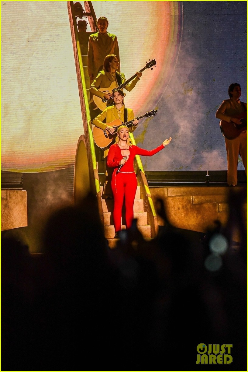 Lorde Welcomes Phoebe Bridgers Onstage During Set At Primavera Sound In ...