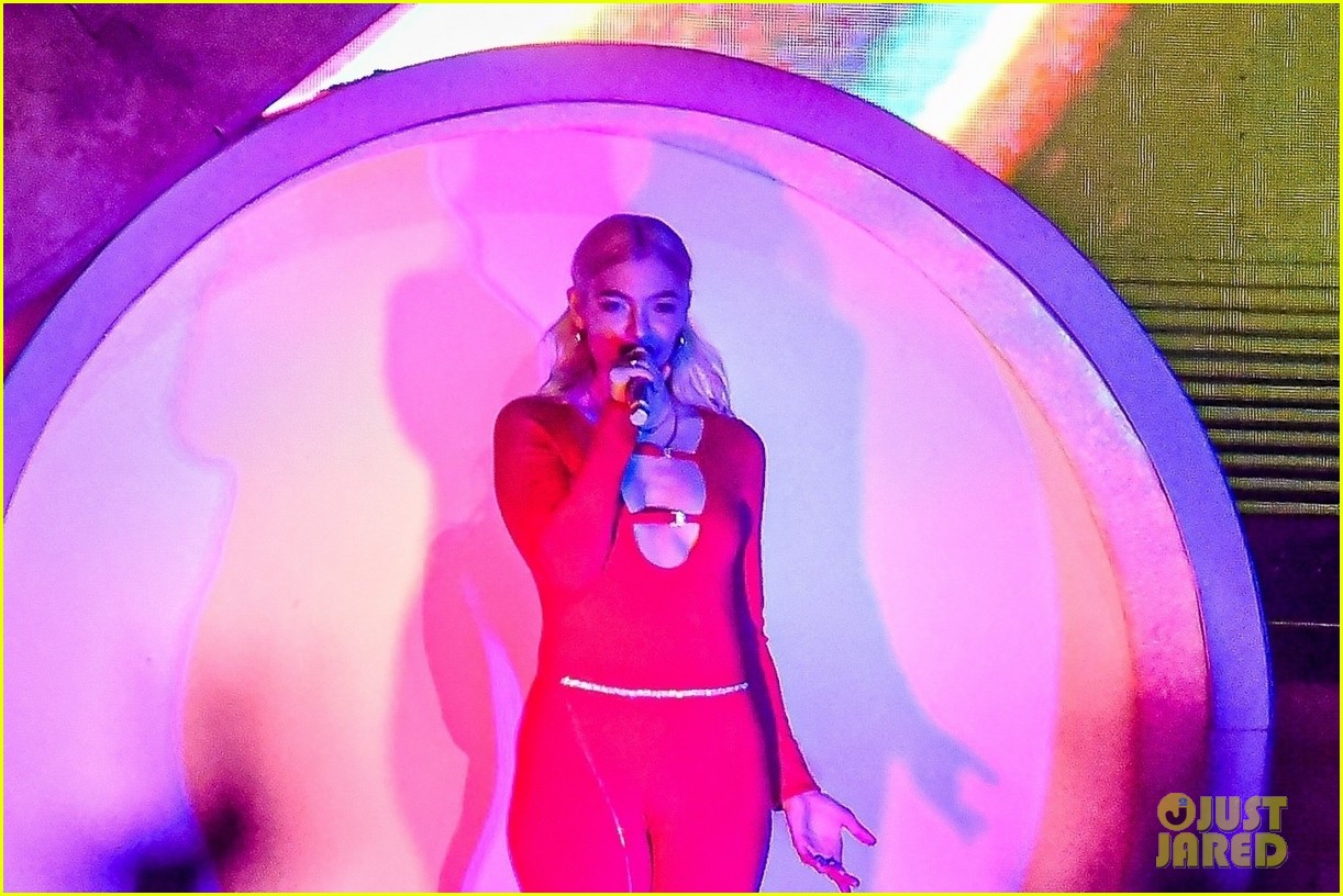 Lorde Welcomes Phoebe Bridgers Onstage During Set At Primavera Sound In ...