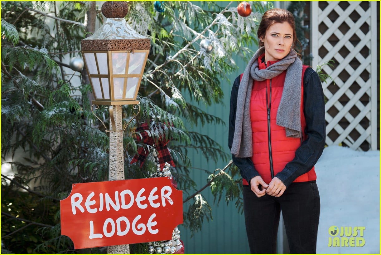 Andrew Walker Describes Hallmark's 'Maple Valley Christmas' As A 'Really Deep, Passionate Love ...