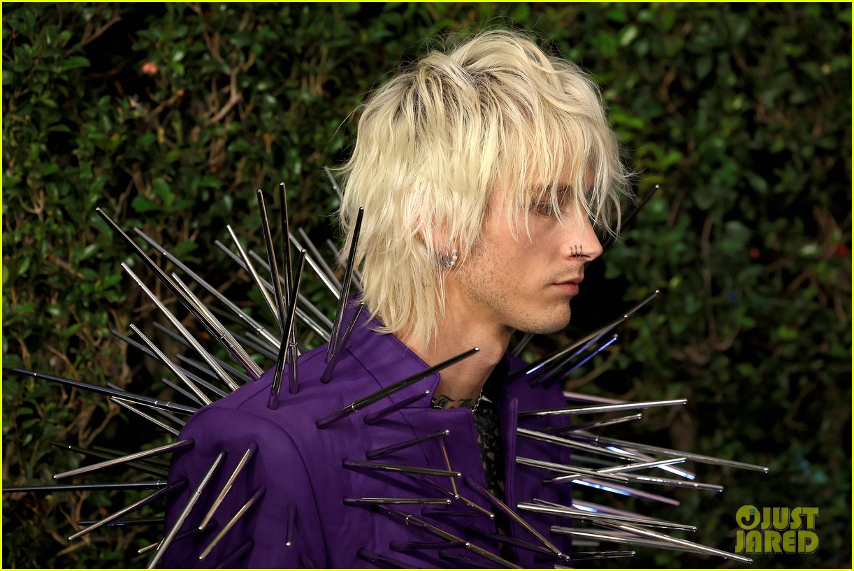 Machine Gun Kelly Wears Spiked Purple Suit For American Music Awards ...