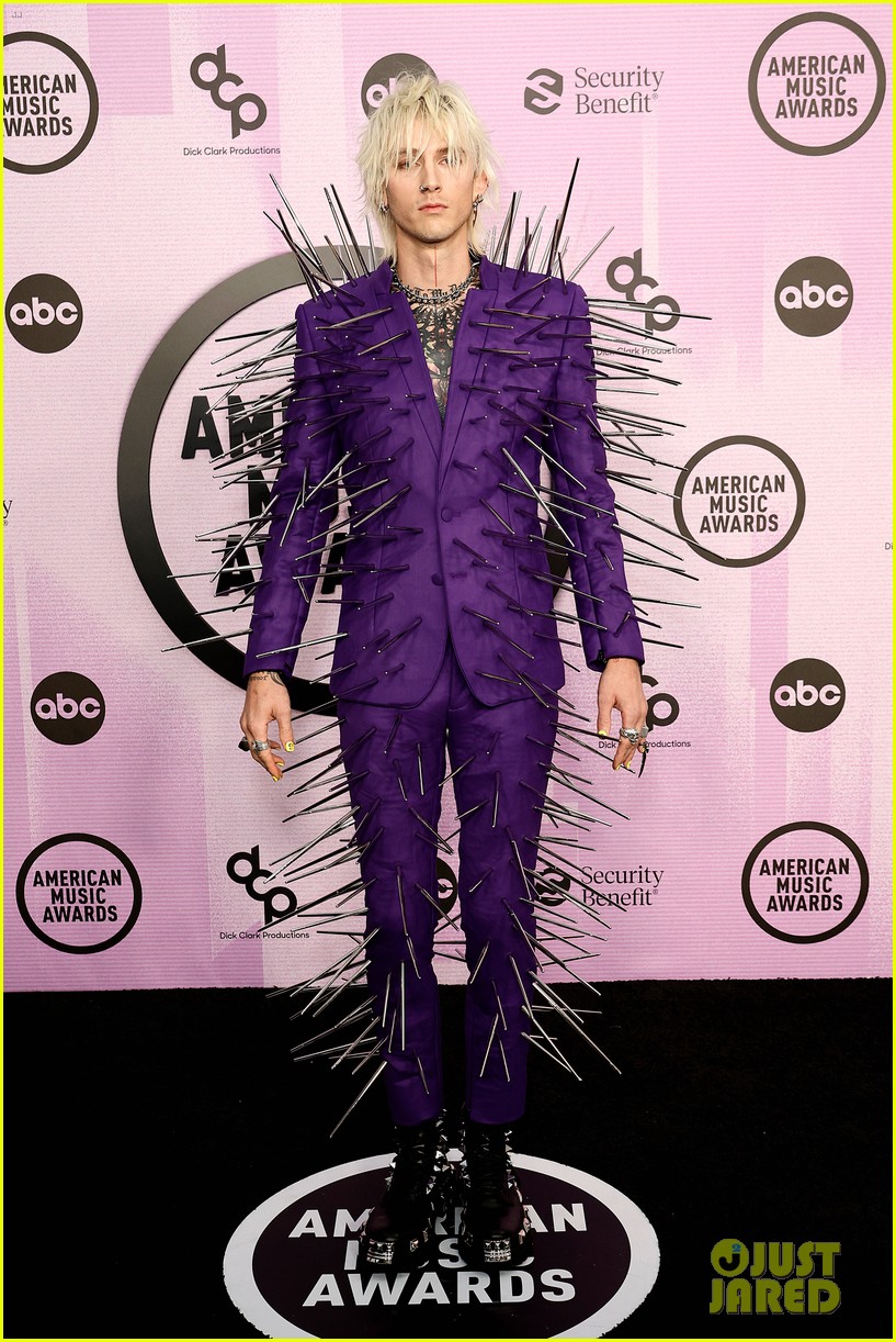 Machine Gun Kelly Wears Spiked Purple Suit For American Music Awards ...