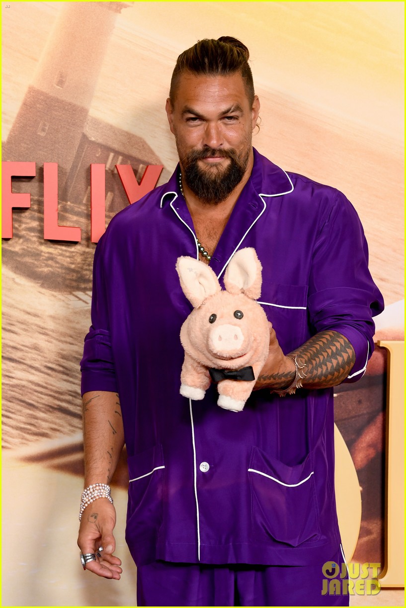 Jason Momoa Brings Adorable Stuffed Pig To 'Slumberland' Premiere After ...