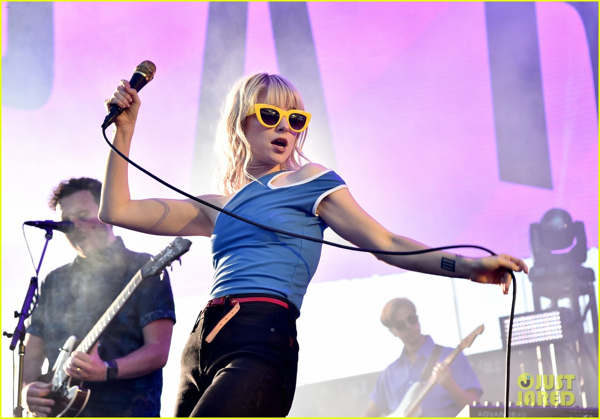 Hayley Williams Stops Paramore Concert to Break Up a Fight In The ...