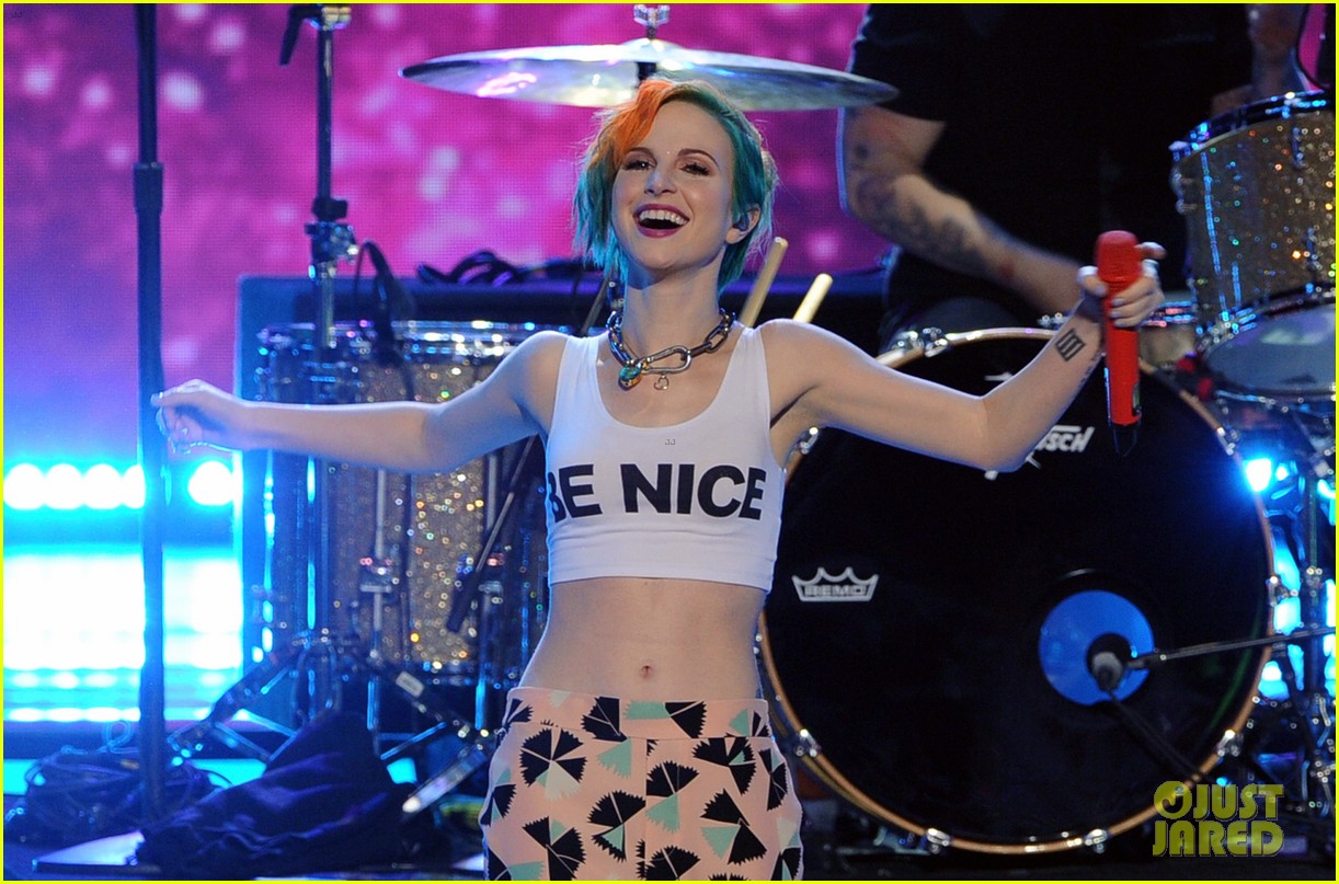 Hayley Williams Stops Paramore Concert to Break Up a Fight In The ...