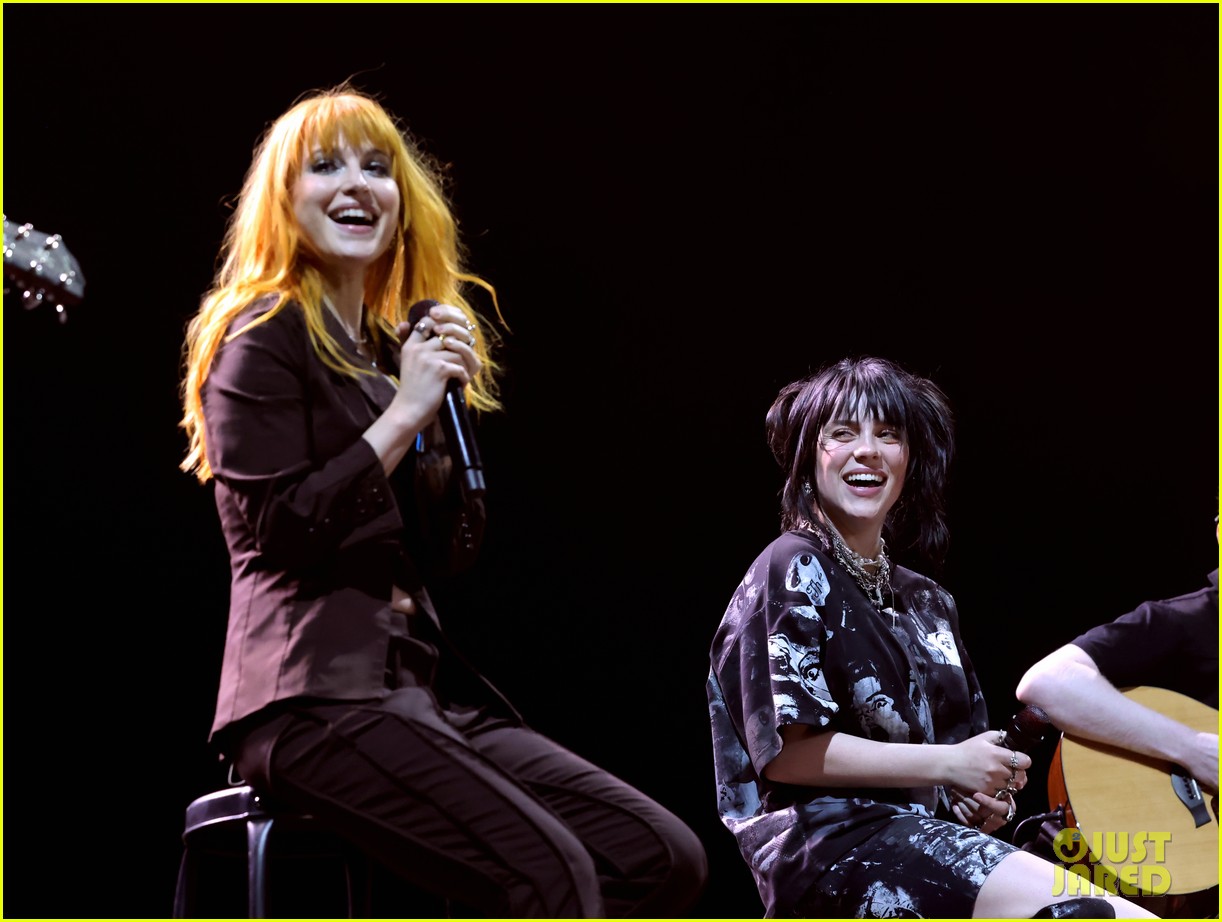 Hayley Williams Stops Paramore Concert to Break Up a Fight In The ...