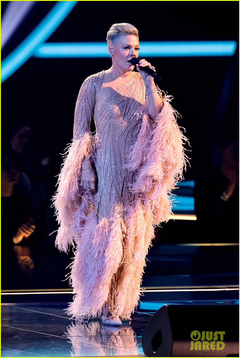 Pink Skates Into American Music Awards 2022, Later Delivers Heartfelt ...
