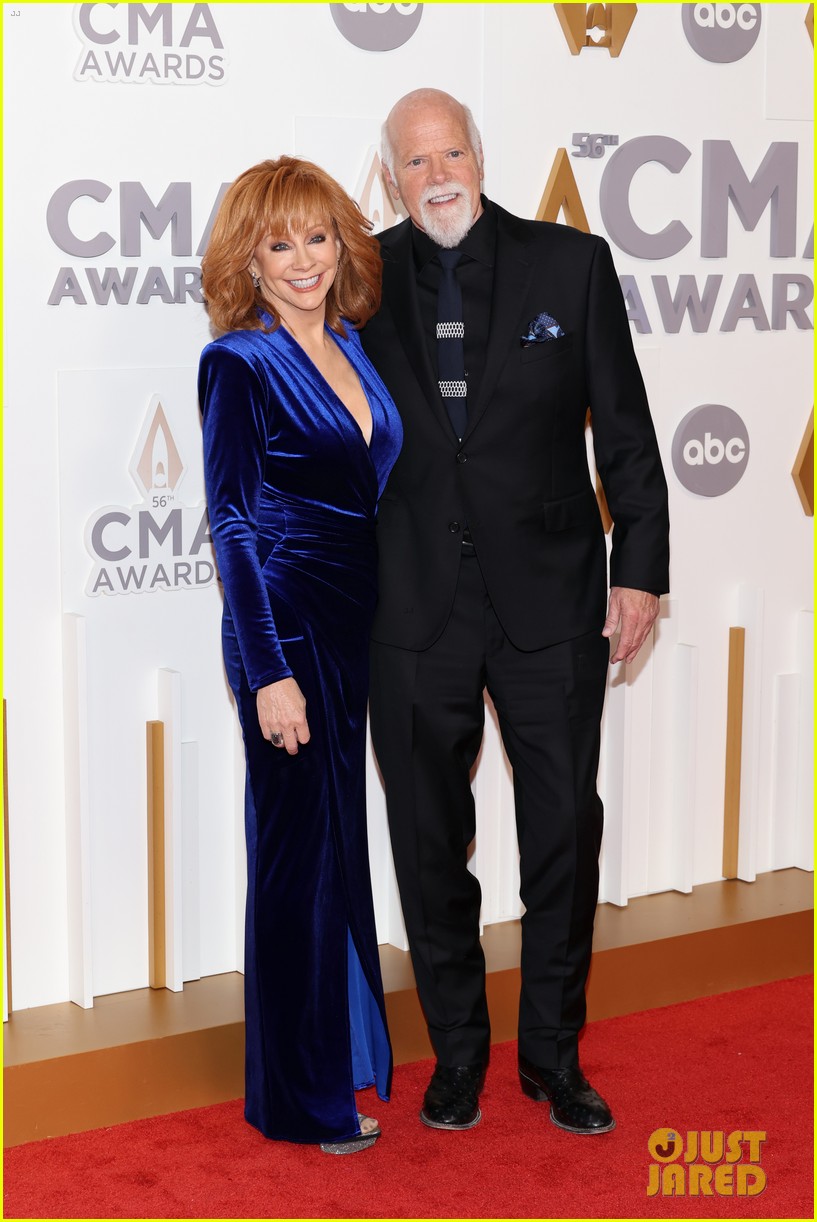 Reba McEntire Gets Boyfriend Rex Linn's Support at CMA Awards 2022 ...