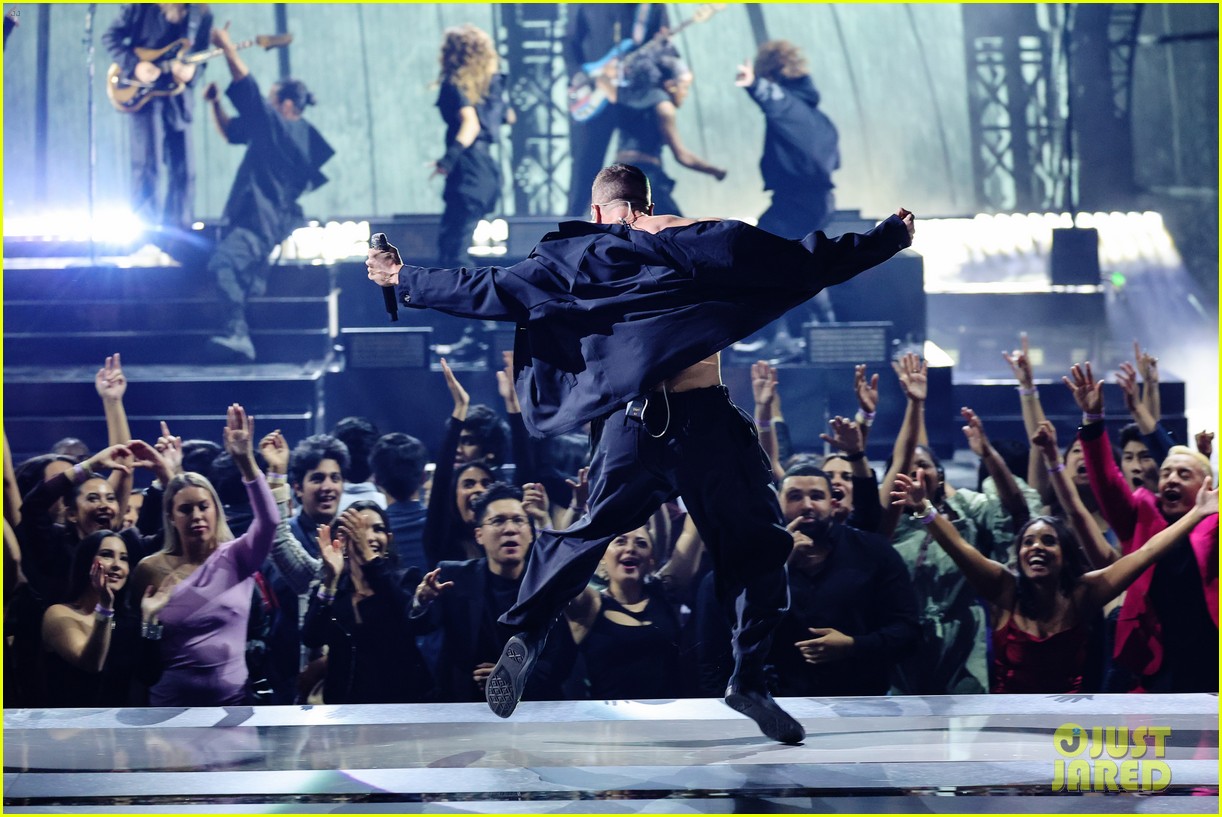 Imagine Dragons' Dan Reynolds Goes Shirtless, Bares Abs at American ...