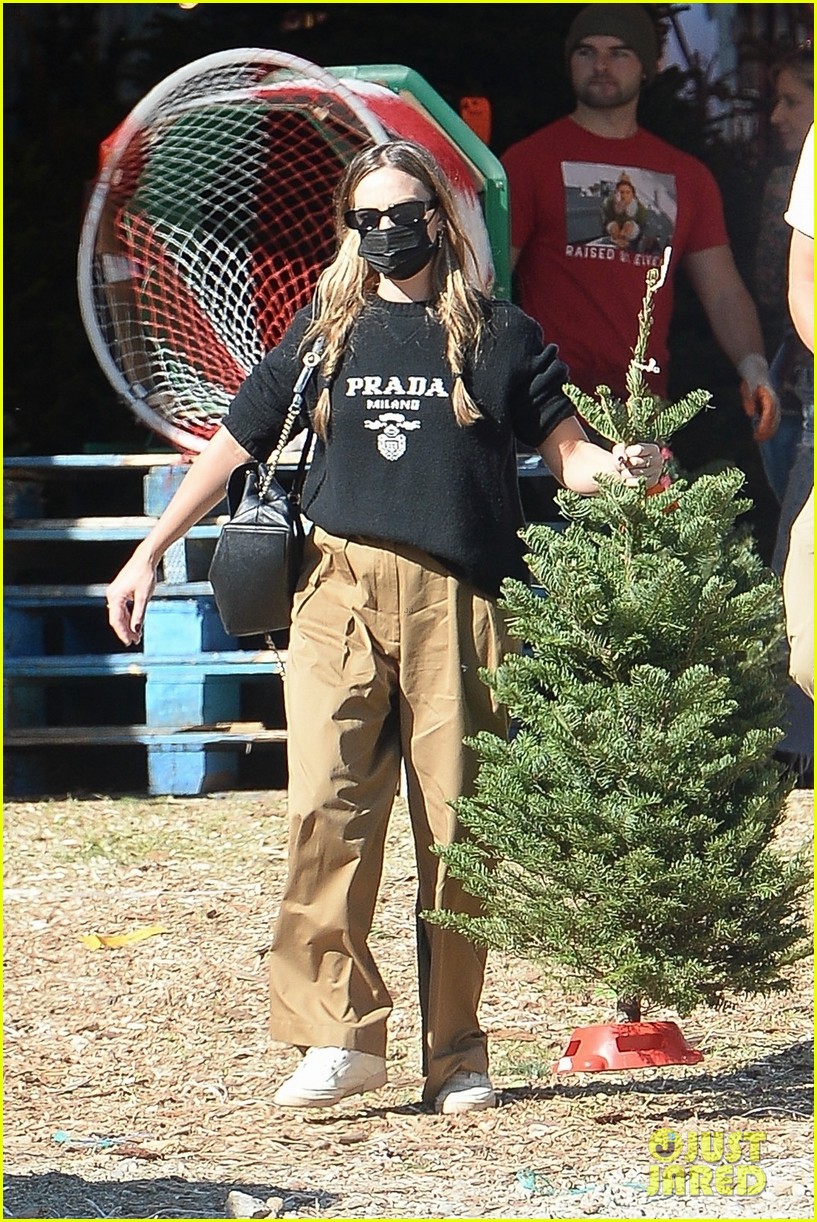 Margot Robbie & Husband Tom Ackerley Go Christmas Tree Shopping in Westwood: Photo 4862906 ...