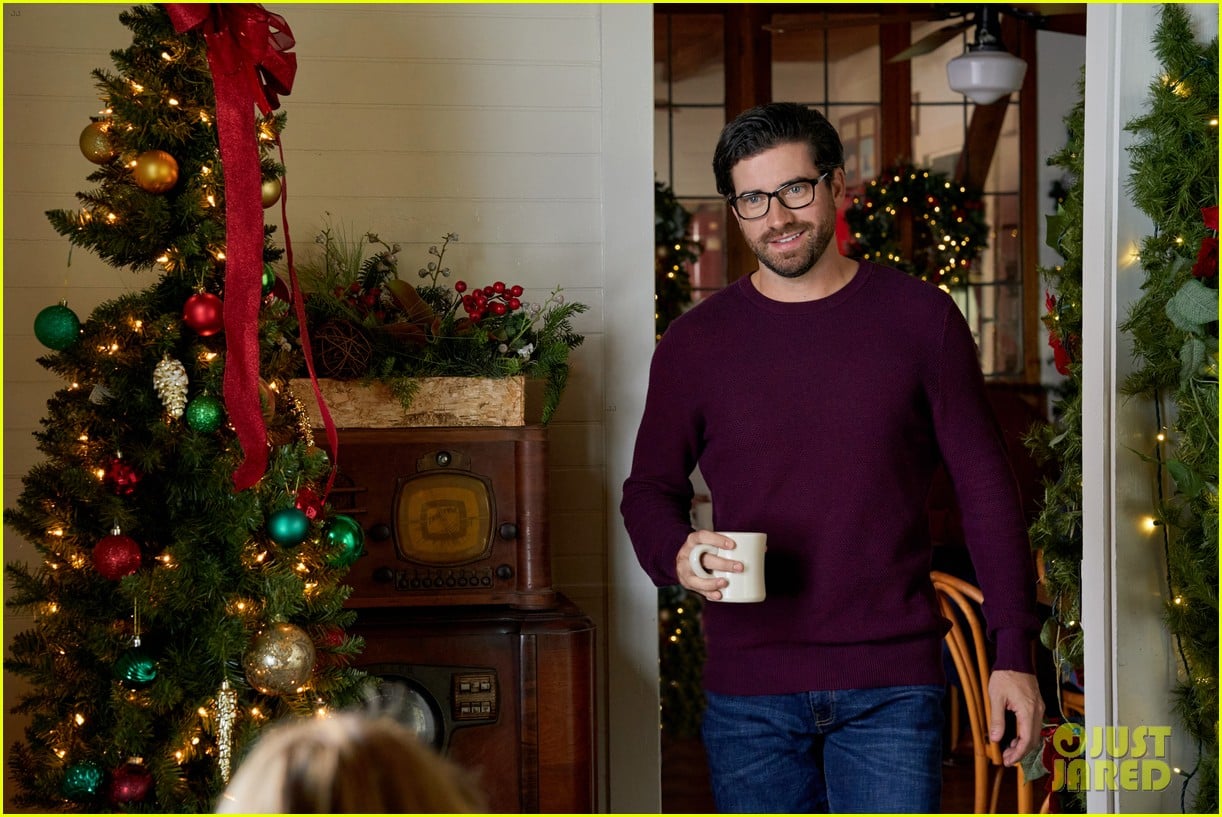 Jaicy Elliot Reunites With A Long Lost Father In Hallmark's 'My ...