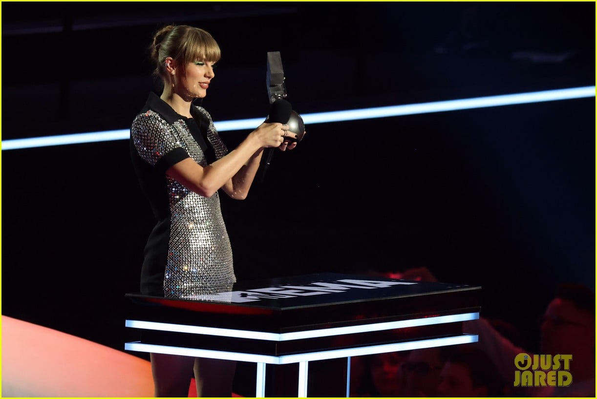 Taylor Swift Swept at the MTV EMAs 2022 & Wore Two Bedazzled Looks ...