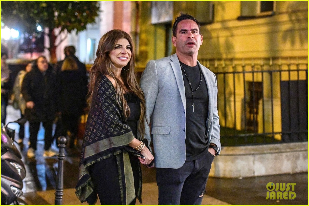 Teresa Giudice & Husband Louie Ruelas Share Steamy Kiss During Romantic ...