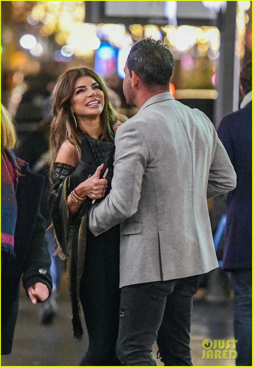 Teresa Giudice & Husband Louie Ruelas Share Steamy Kiss During Romantic ...