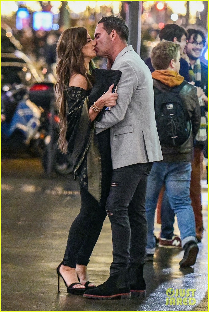 Teresa Giudice & Husband Louie Ruelas Share Steamy Kiss During Romantic ...