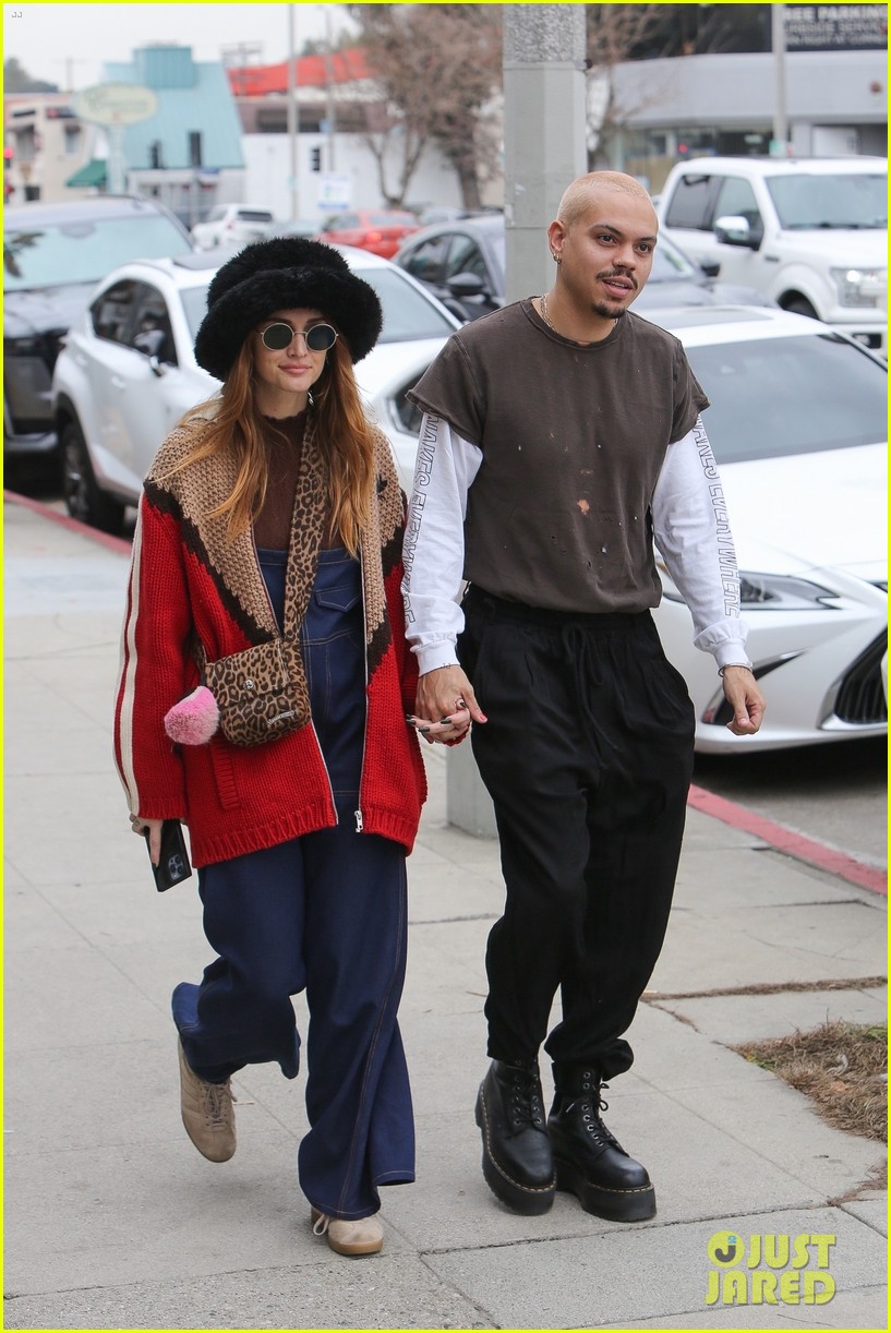 Ashlee Simpson & Evan Ross Hold Hands While Doing Some Post-Christmas ...