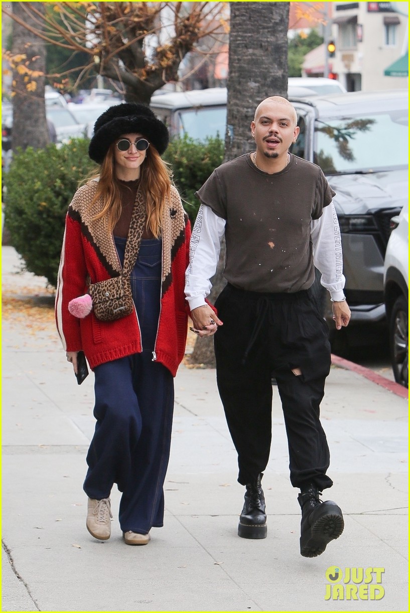 Ashlee Simpson & Evan Ross Hold Hands While Doing Some Post-Christmas ...