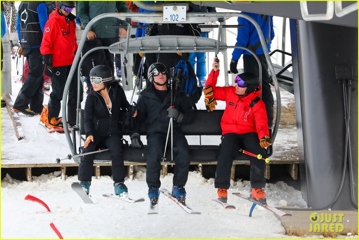 Jeff Bezos & Lauren Sanchez Hit the Ski Slopes During Aspen Getaway ...
