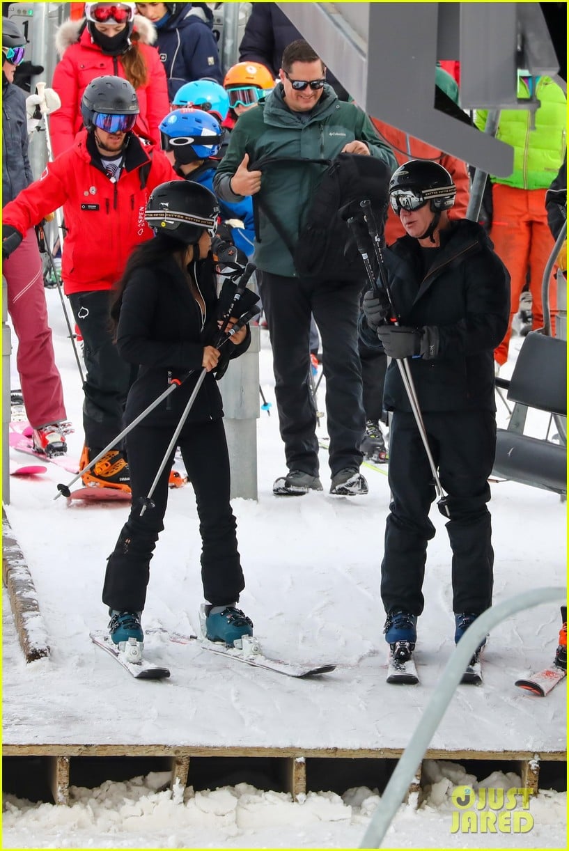 Jeff Bezos & Lauren Sanchez Hit the Ski Slopes During Aspen Getaway ...