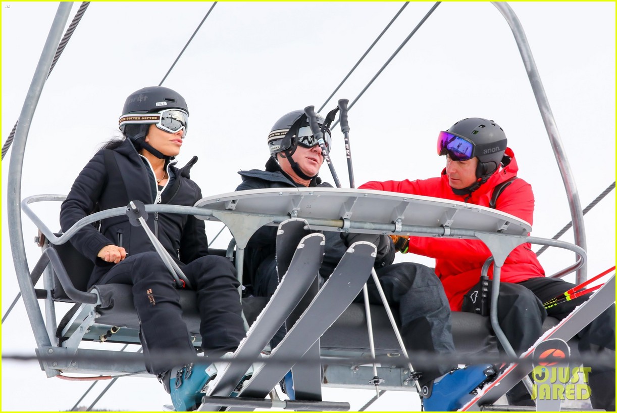 Jeff Bezos & Lauren Sanchez Hit the Ski Slopes During Aspen Getaway ...