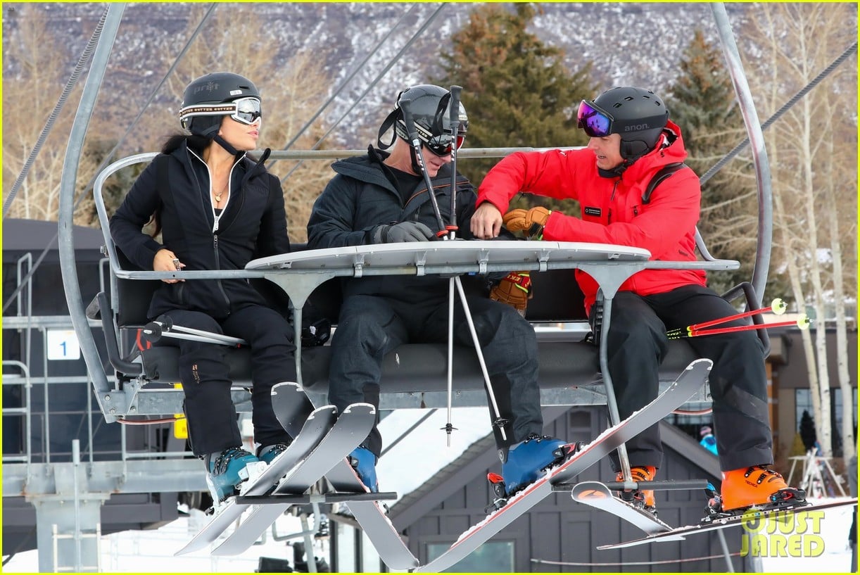 Jeff Bezos & Lauren Sanchez Hit the Ski Slopes During Aspen Getaway ...