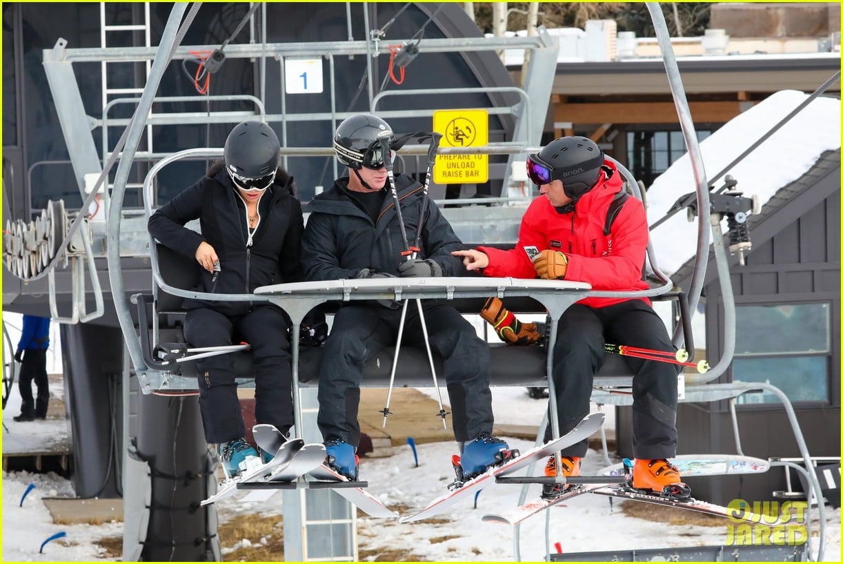 Jeff Bezos & Lauren Sanchez Hit the Ski Slopes During Aspen Getaway ...