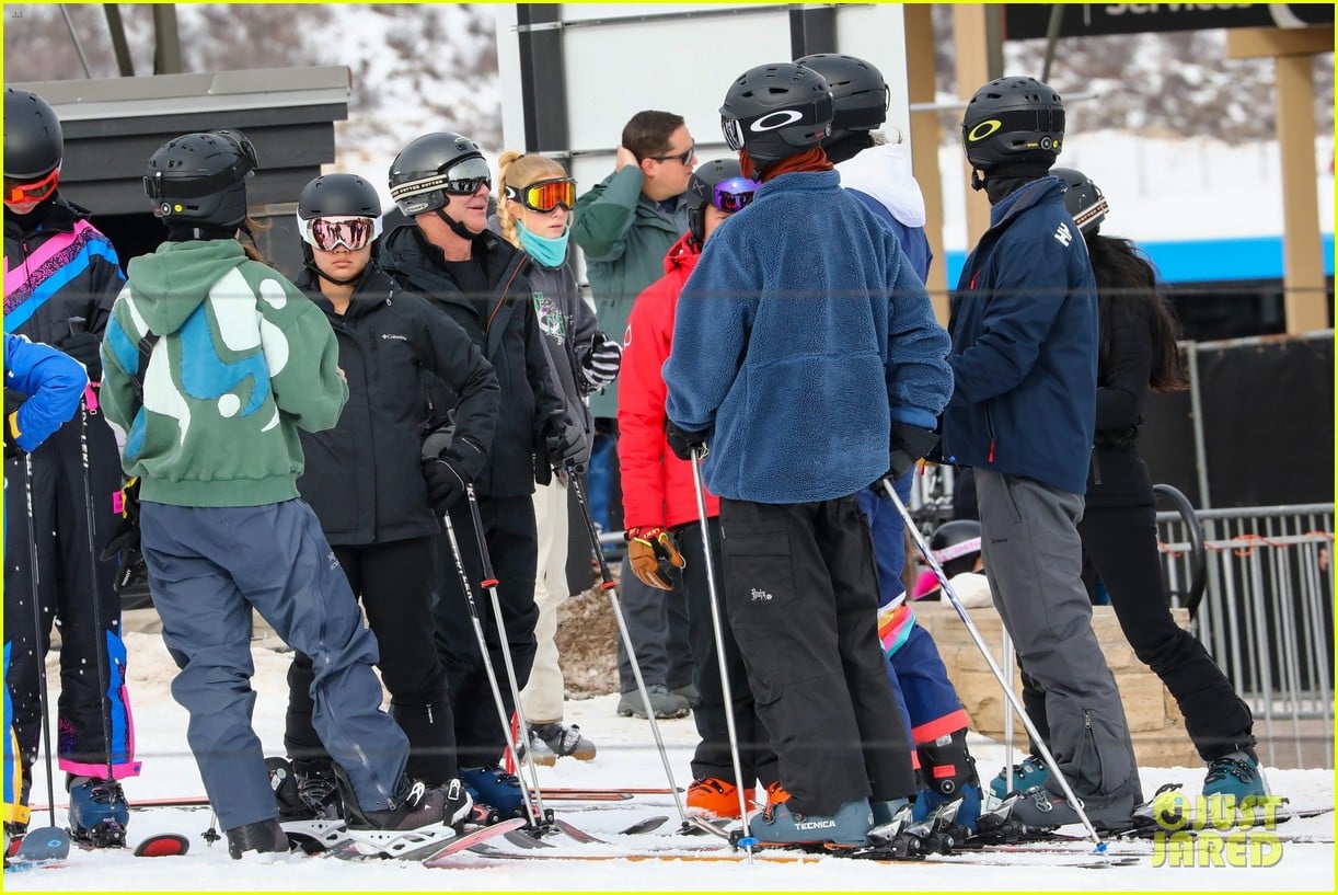 Jeff Bezos & Lauren Sanchez Hit the Ski Slopes During Aspen Getaway ...