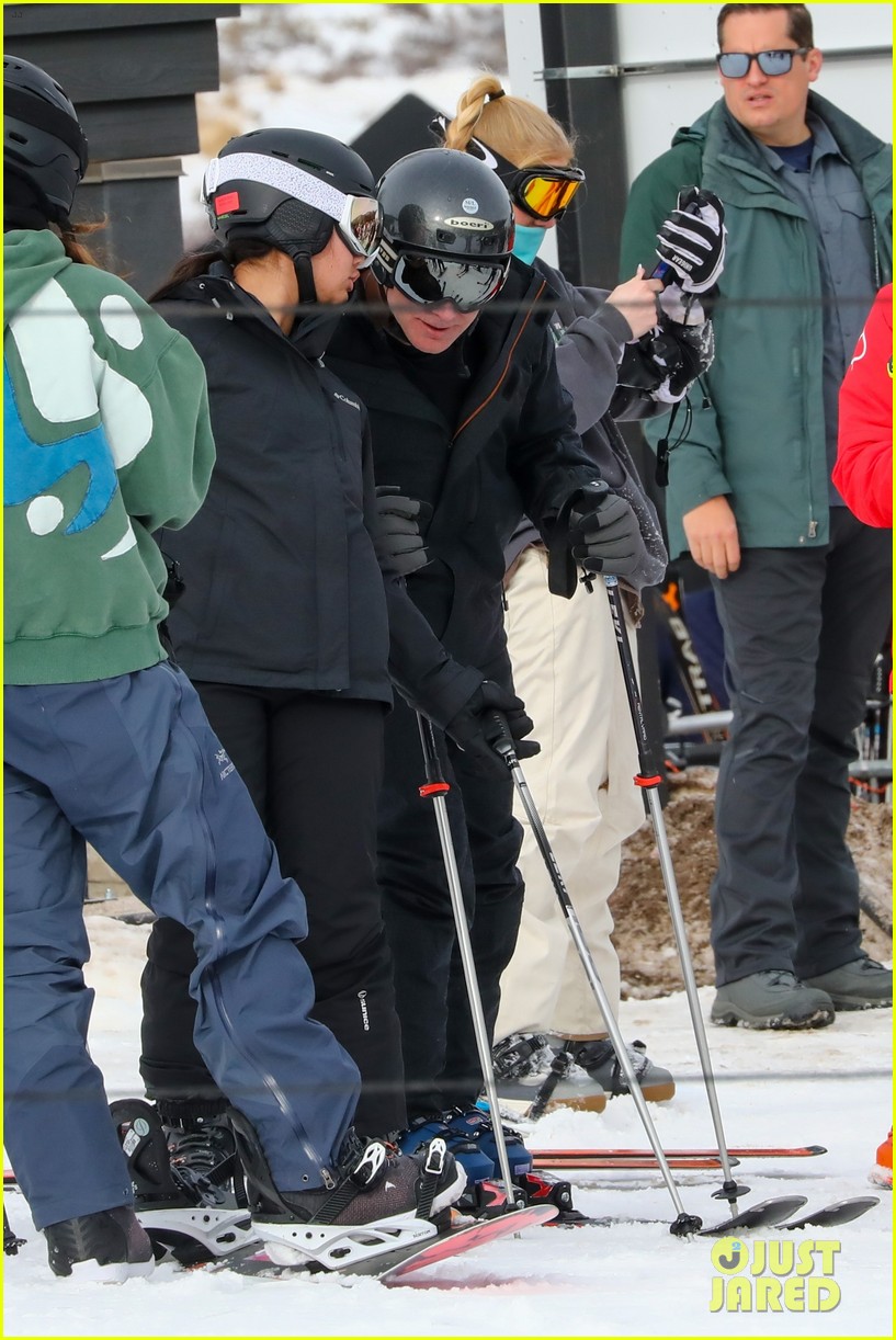 Jeff Bezos & Lauren Sanchez Hit the Ski Slopes During Aspen Getaway ...