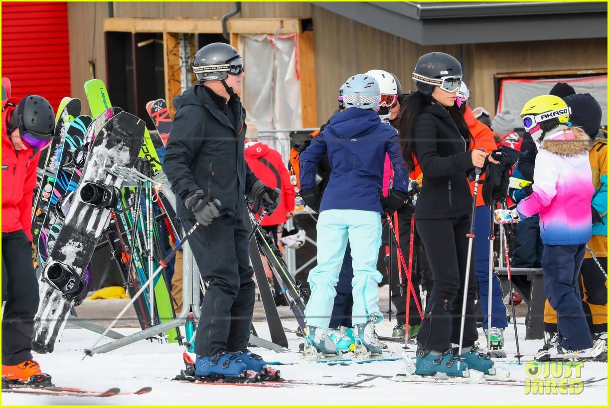 Jeff Bezos & Lauren Sanchez Hit the Ski Slopes During Aspen Getaway ...