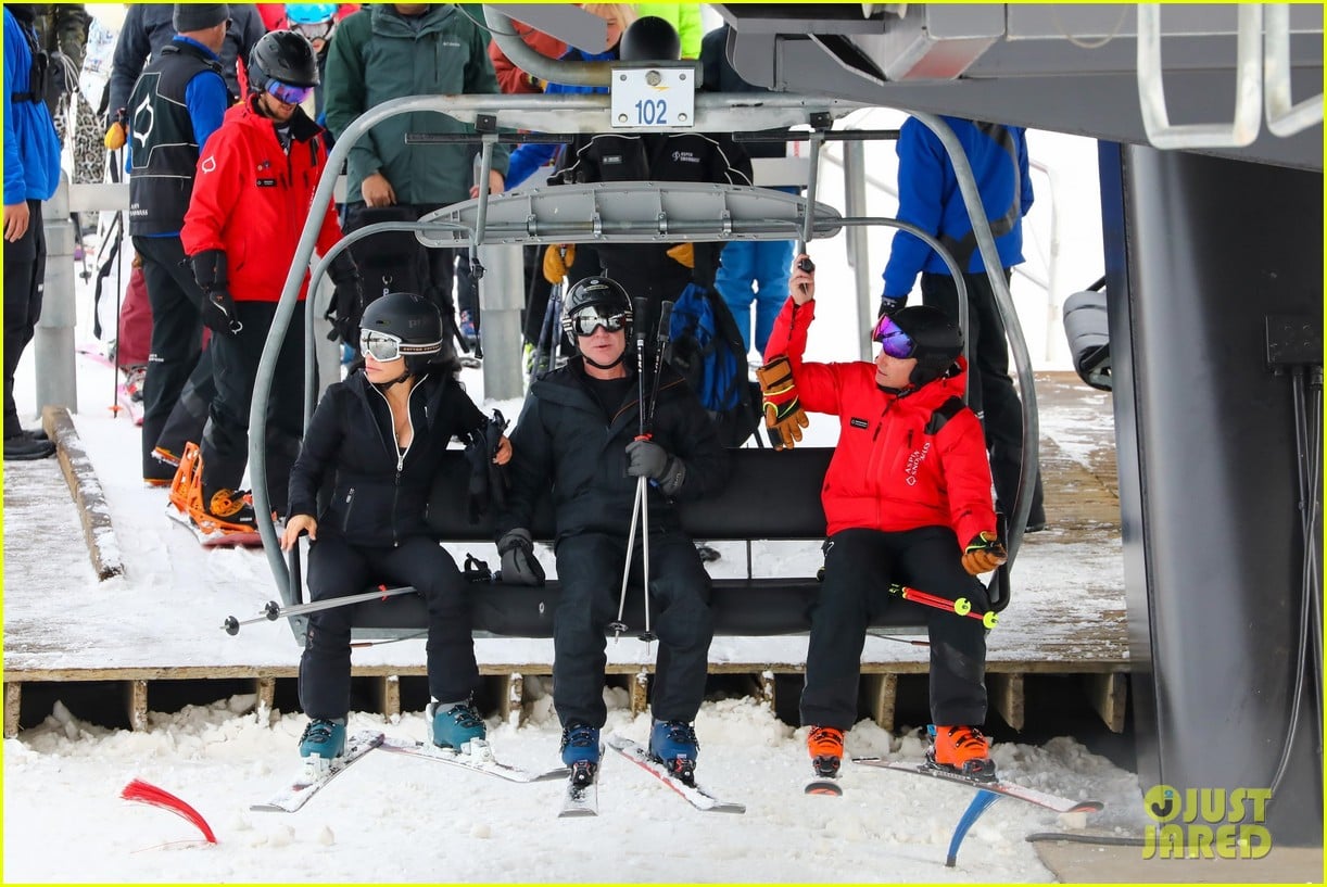Jeff Bezos & Lauren Sanchez Hit the Ski Slopes During Aspen Getaway ...