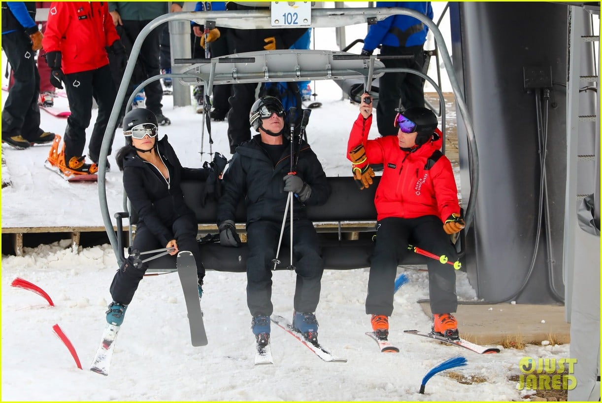 Jeff Bezos & Lauren Sanchez Hit the Ski Slopes During Aspen Getaway ...