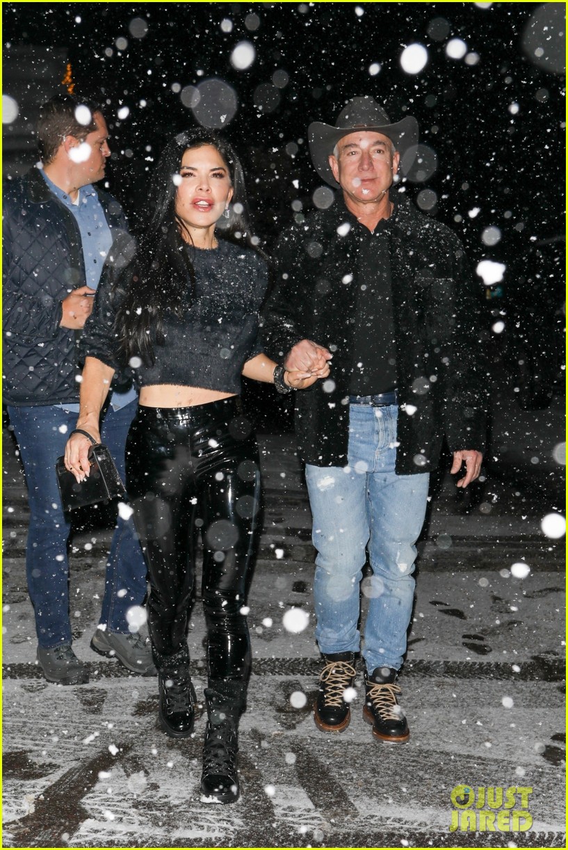 Jeff Bezos' Girlfriend Lauren Sanchez Braves Snowy Aspen Weather in a ...