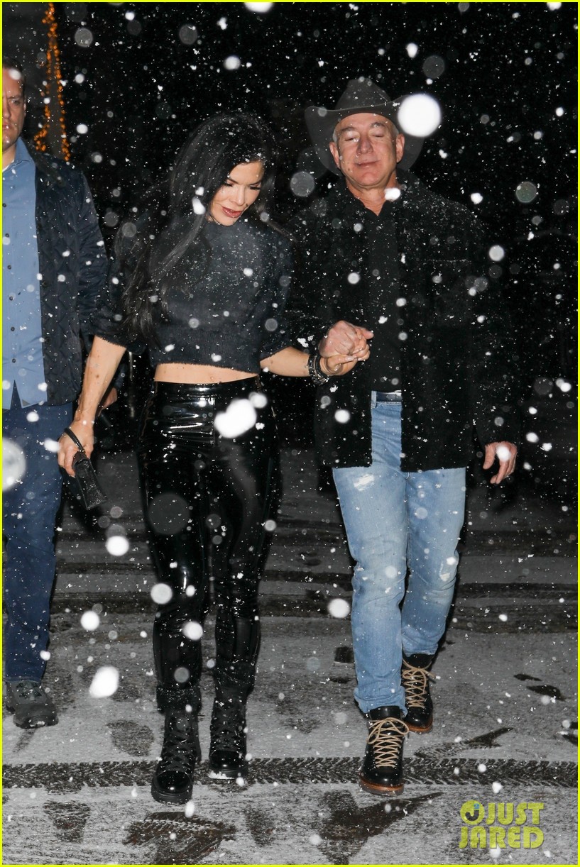 Jeff Bezos' Girlfriend Lauren Sanchez Braves Snowy Aspen Weather in a ...