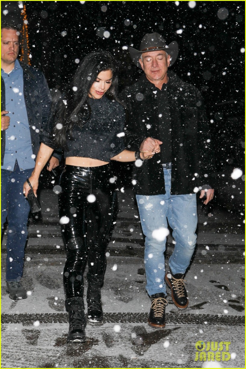 Jeff Bezos' Girlfriend Lauren Sanchez Braves Snowy Aspen Weather in a ...
