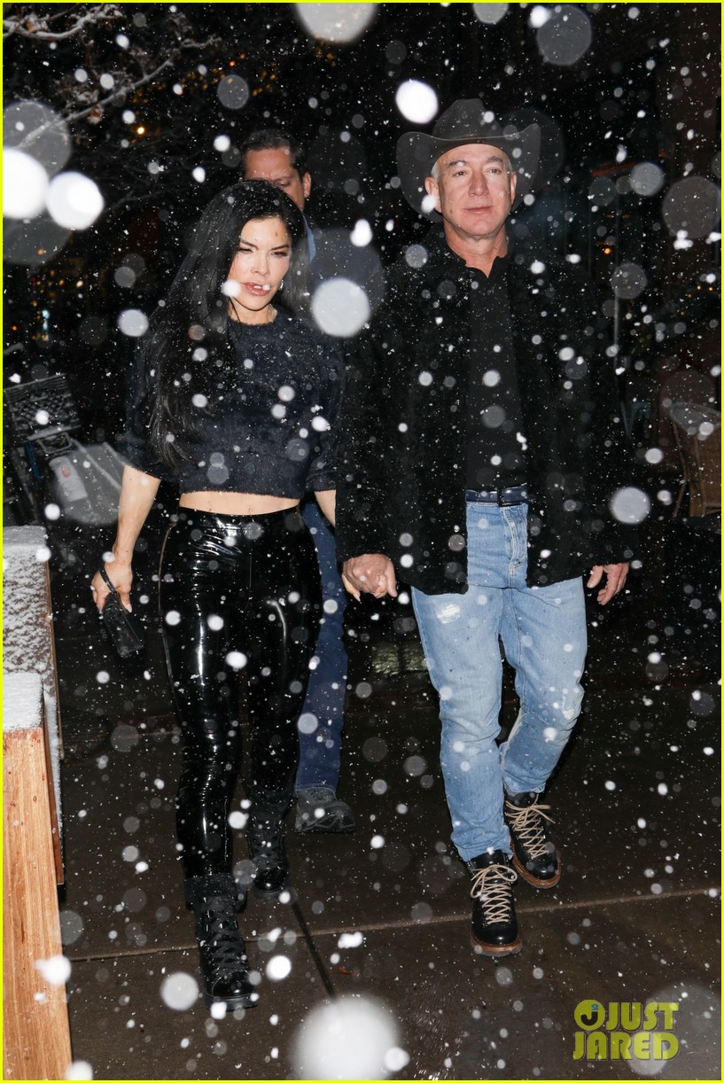 Jeff Bezos' Girlfriend Lauren Sanchez Braves Snowy Aspen Weather in a ...