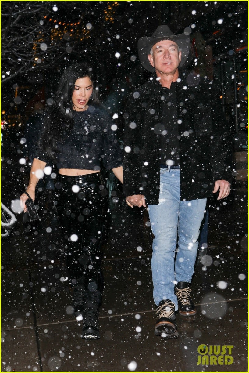 Jeff Bezos' Girlfriend Lauren Sanchez Braves Snowy Aspen Weather in a ...