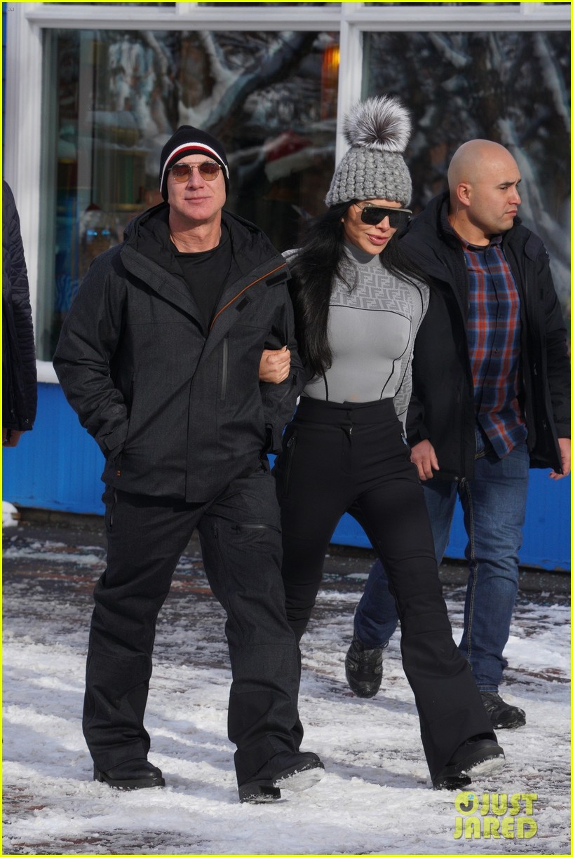 Jeff Bezos' Girlfriend Lauren Sanchez Braves Snowy Aspen Weather in a ...