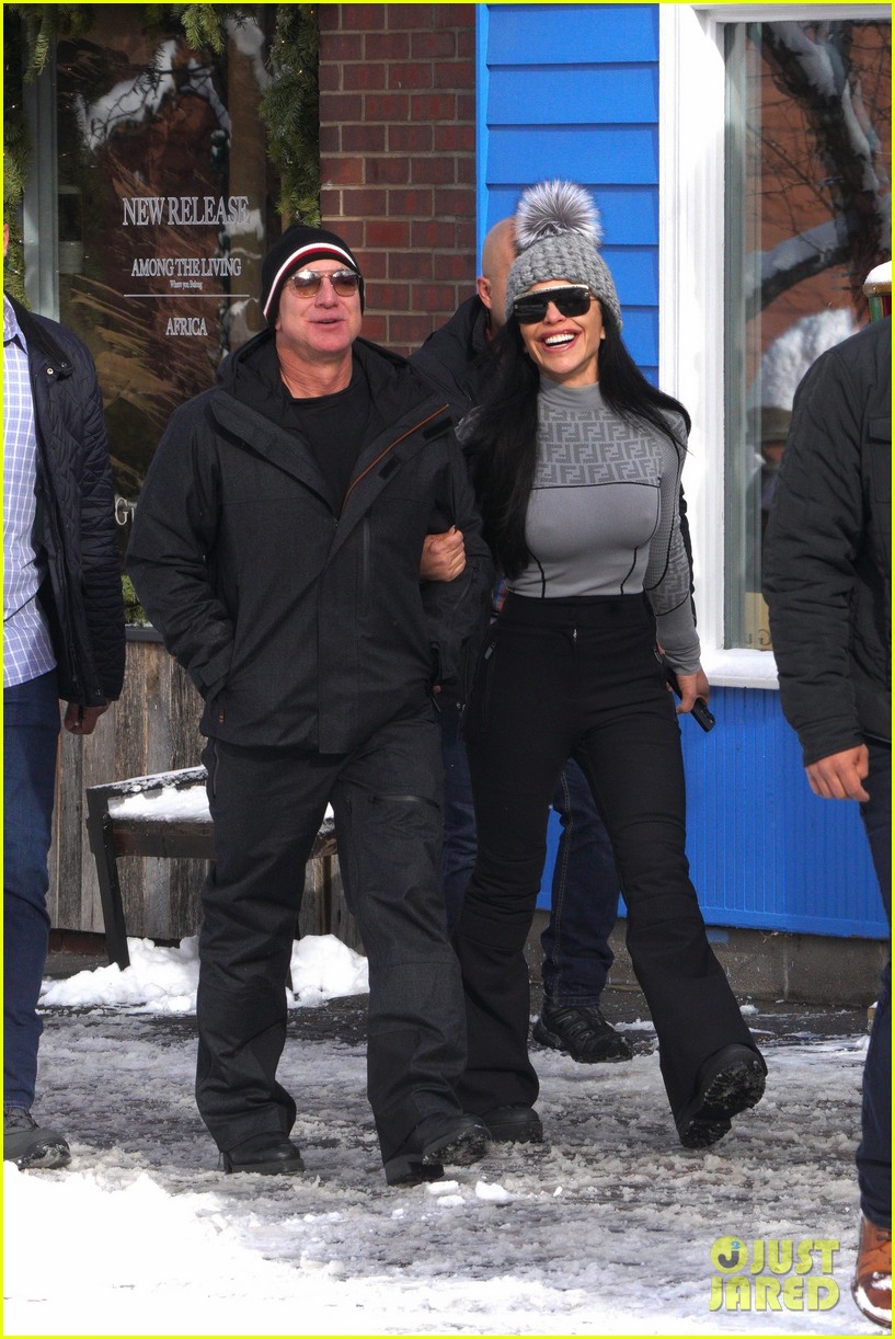Jeff Bezos' Girlfriend Lauren Sanchez Braves Snowy Aspen Weather in a ...