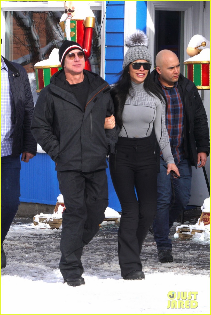 Jeff Bezos' Girlfriend Lauren Sanchez Braves Snowy Aspen Weather in a ...