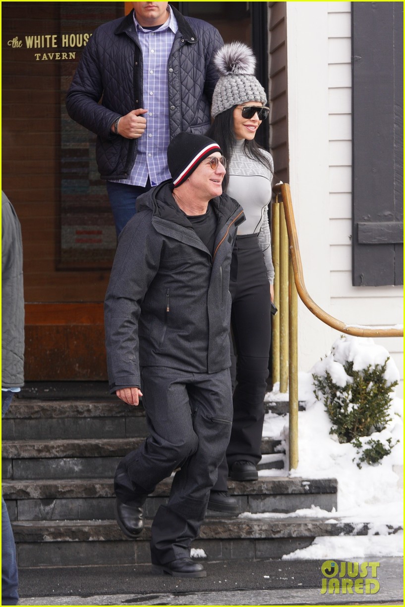 Jeff Bezos' Girlfriend Lauren Sanchez Braves Snowy Aspen Weather in a ...