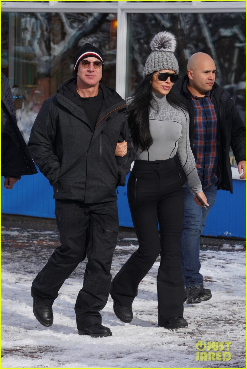 Jeff Bezos' Girlfriend Lauren Sanchez Braves Snowy Aspen Weather in a ...