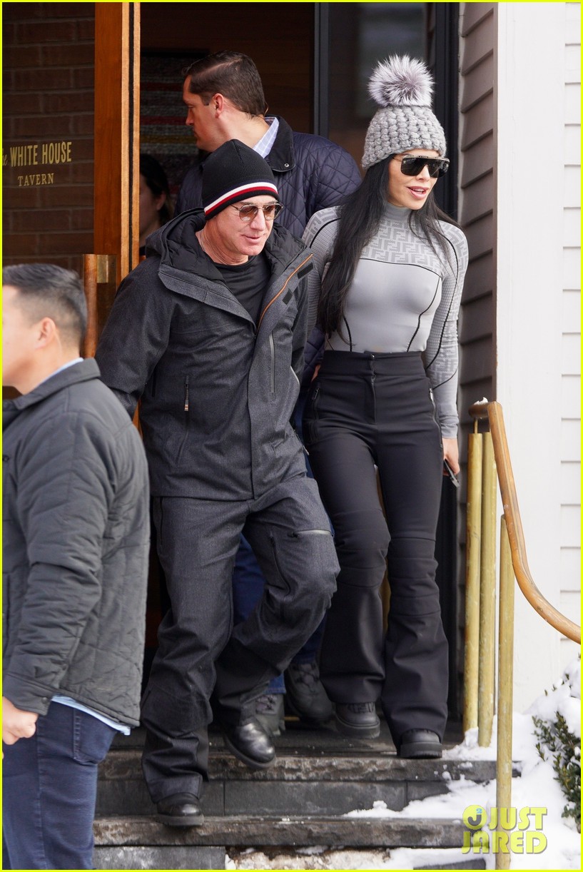 Jeff Bezos' Girlfriend Lauren Sanchez Braves Snowy Aspen Weather in a ...