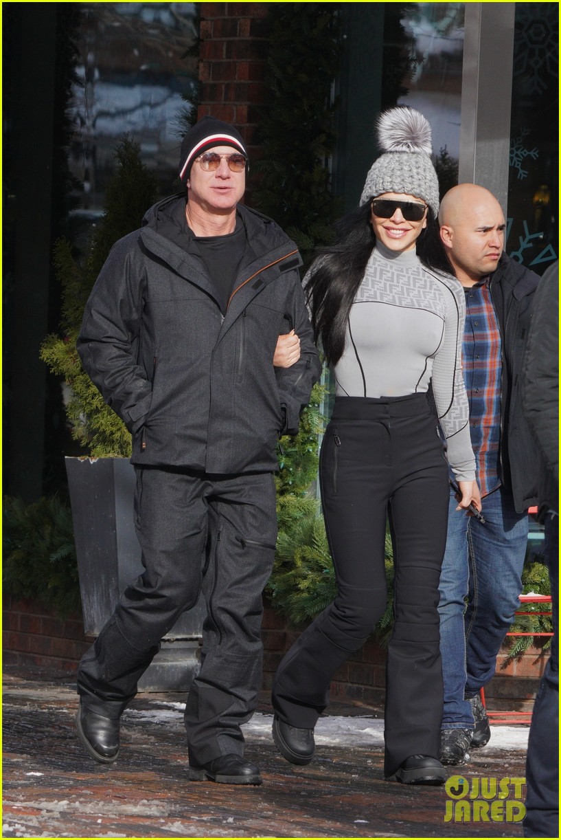 Jeff Bezos' Girlfriend Lauren Sanchez Braves Snowy Aspen Weather in a ...